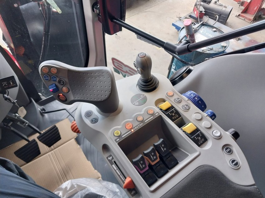 McCormick X7.650 PREMIUM with FEL 150hp | Products - AG Plus